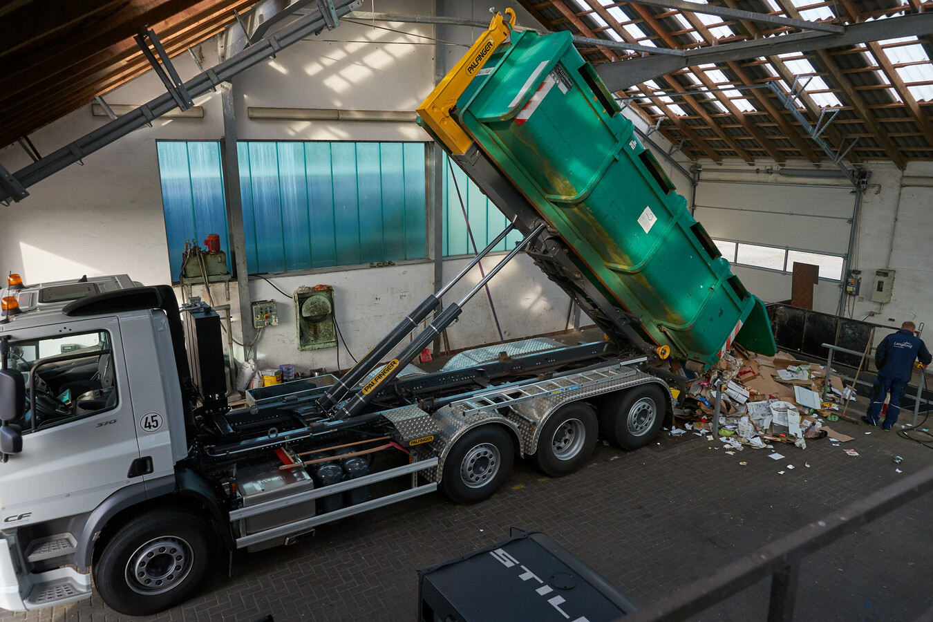 PALFINGER Abrollkipper im Dauereinsatz für die
