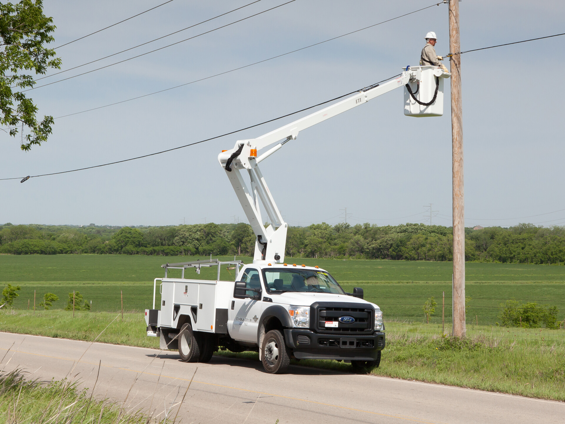 Insulated Aerial Lift Trucks | ETI PALFINGER