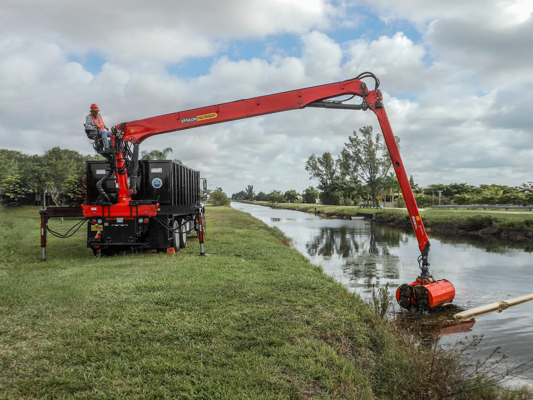 Rail Applications | Grapple Loaders | PALFINGER