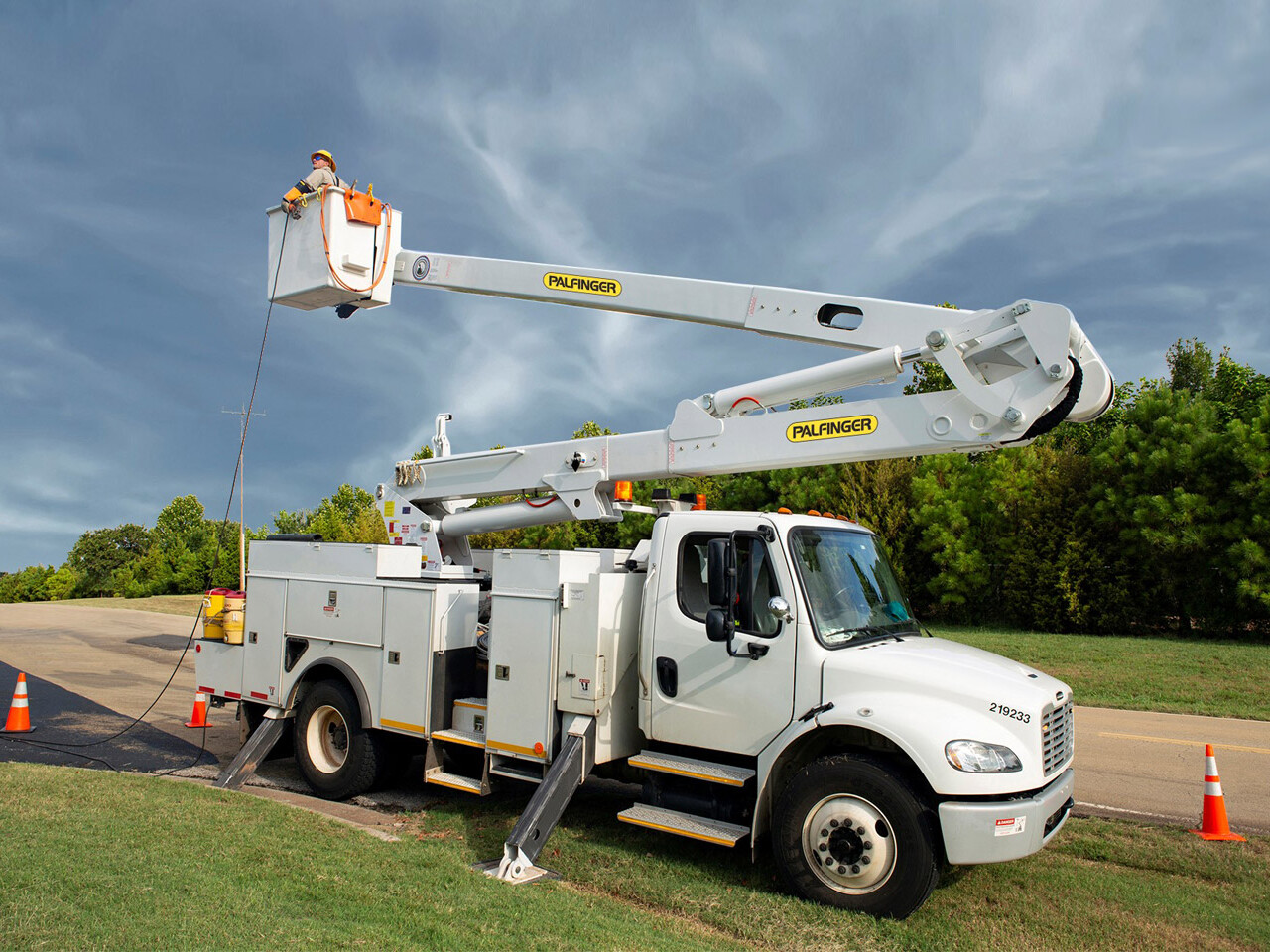 Electric | Industries | Bucket Trucks | PALFINGER