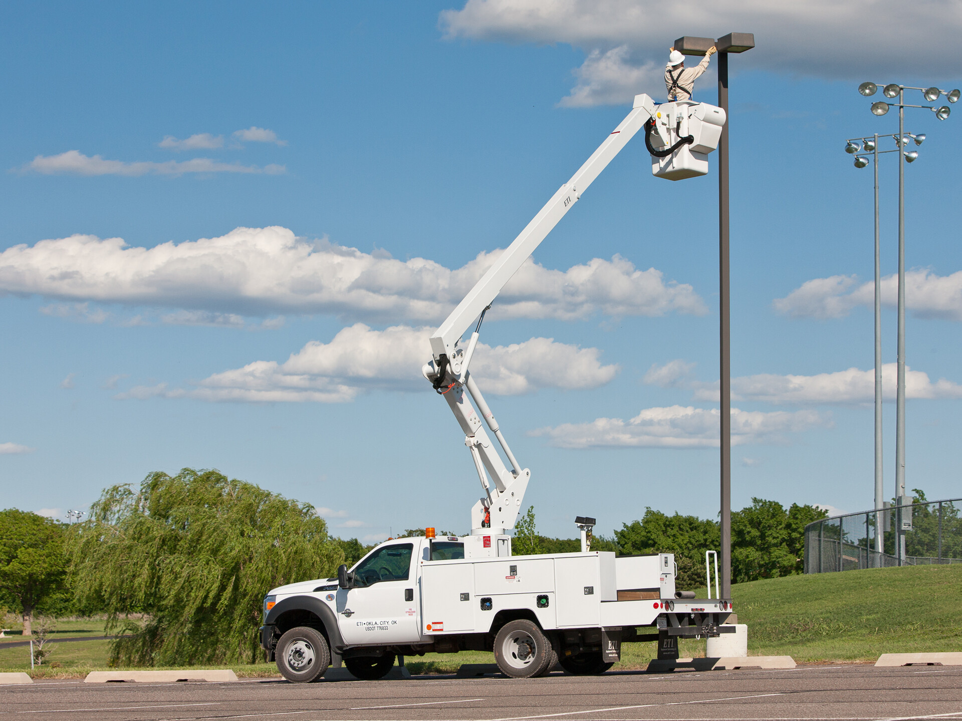 Electric | Industries | Bucket Trucks | PALFINGER